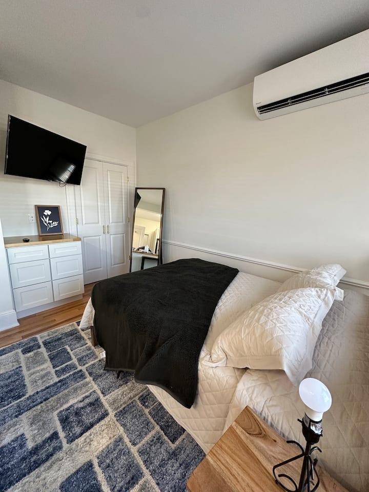 Shaker Square Cozy Studio Suite Apartment 205 - Cleveland, OH