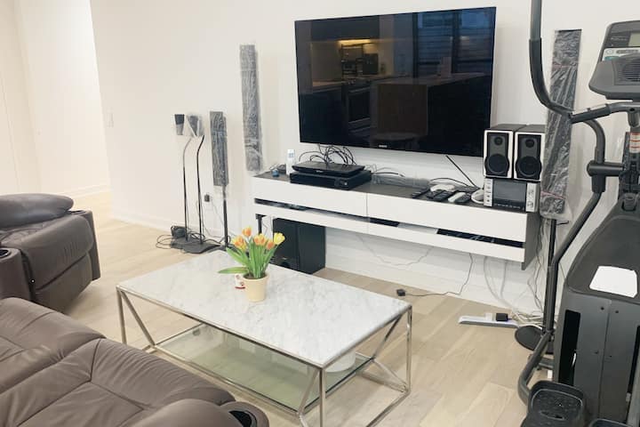 Bayview & Hwy 401 Cozy 2bdr W Parking - Toronto