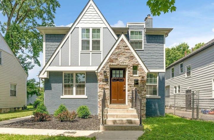 Cozy Home: A Modern Luxe Getaway - Columbus, OH