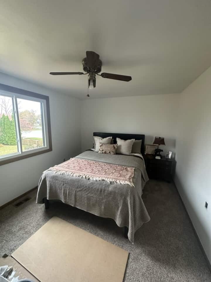 Clean Suburban Room For Rent! - Sterling Heights, MI