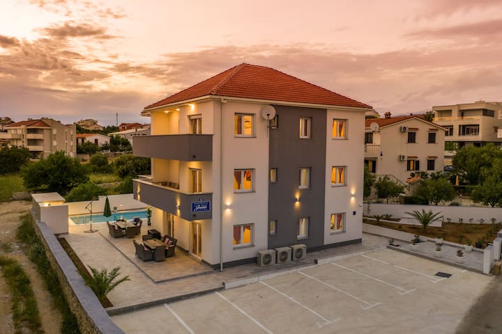Villa Jana, Villa For 30 People With Private Pool - Karlobag