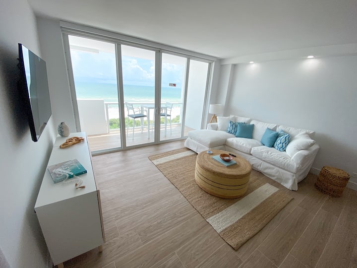 2br Oceanfront Beach Apt | Sleeps 4 | Valet & Sand - Miami Beach, FL