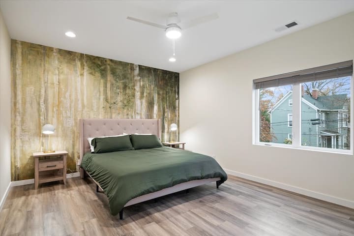 Downtown: New King Bed, Security, Parking, Laundry - Evansville