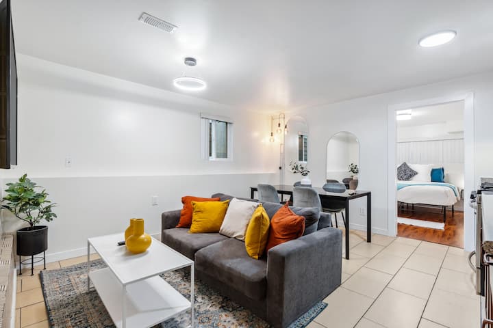 Free Parking/kingbed/backyard/sofabed/sleeps 6 Ppl - Vancouver
