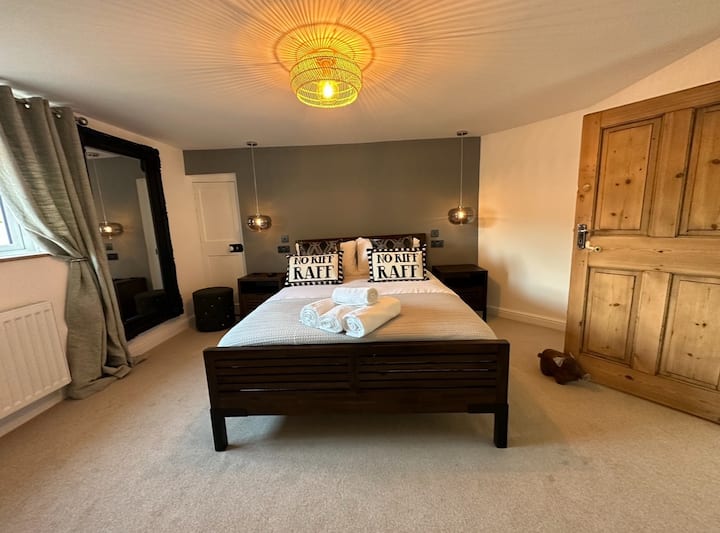 King Hotel Room @ Riize Boutique - Shared Bathroom - Worcester