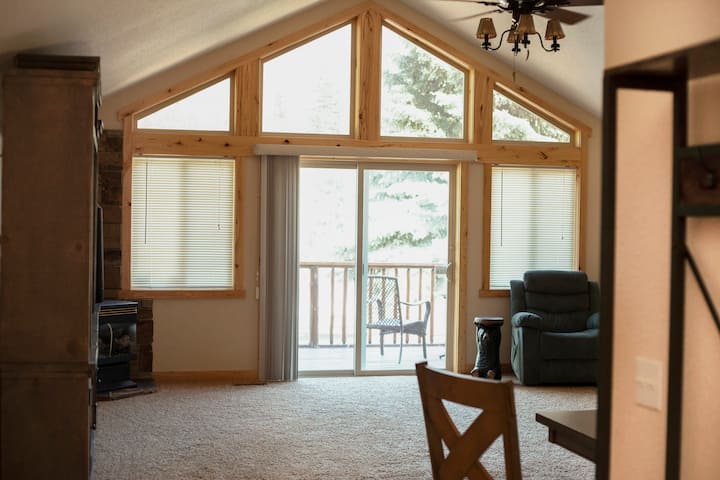 Cozy Two Bedroom Apartment 5 Minute Walk To Town! - Columbia Falls, MT