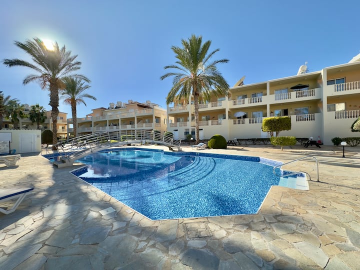 Spacious 3-bed Penthouse, Private Verandas & Pool - Paphos