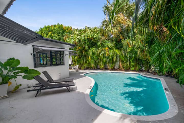 Coastal Retreat W/ Private Heated Pool Near Beach - West Palm Beach, FL