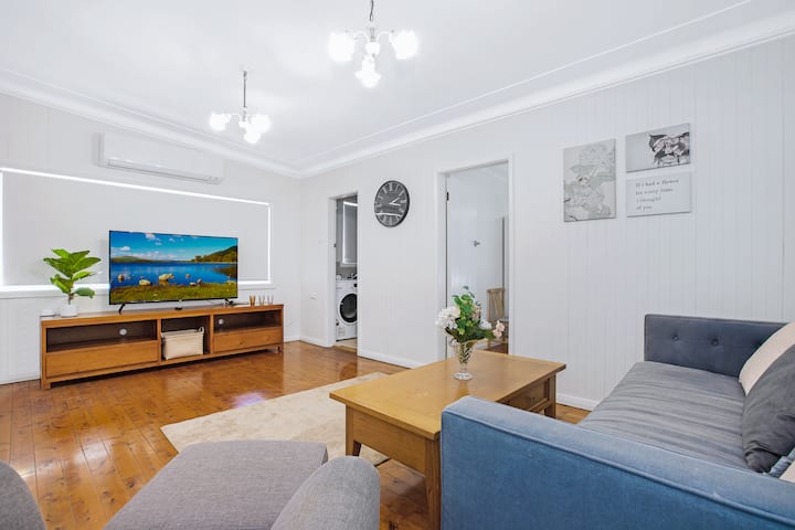 Comfy Family Home | Sleeps 7 | 2 Bathrooms - Sidney