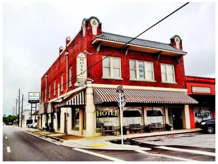 Historical Hotel Defuniak - DeFuniak Springs, FL