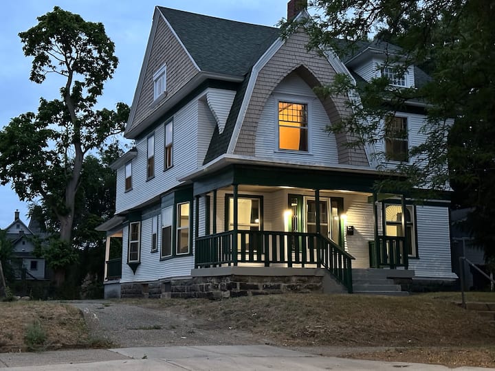 Exclusive Bedroom With Private Bathroom Sw Room - Grand Rapids, MI