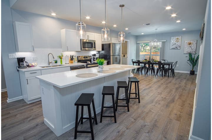 Indulge In A Modern 4br/3ba Downtown Escape - San Antonio, TX