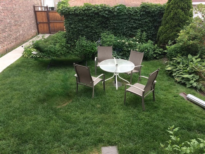 Fantastic Location - One Bedroom Basement Apt. - Chicago