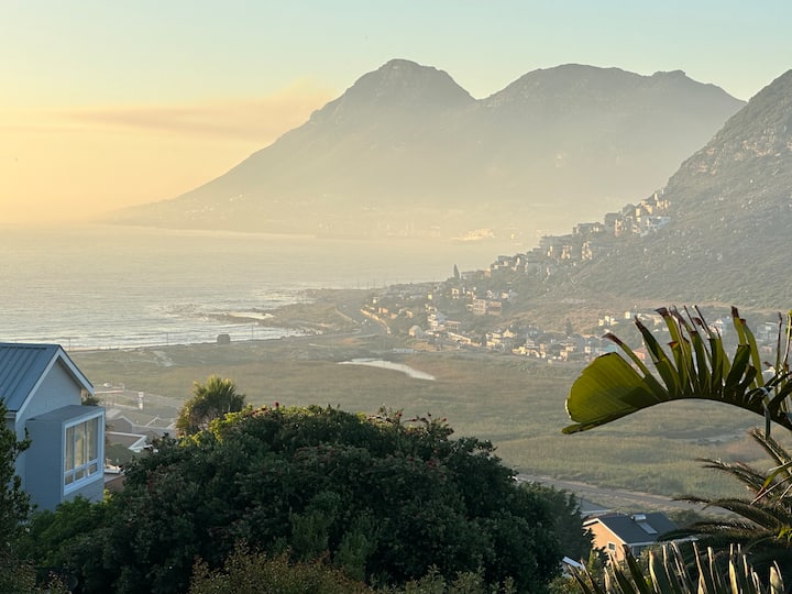Stunning Glencairn Heights Home  Close To Beach - Cape Town