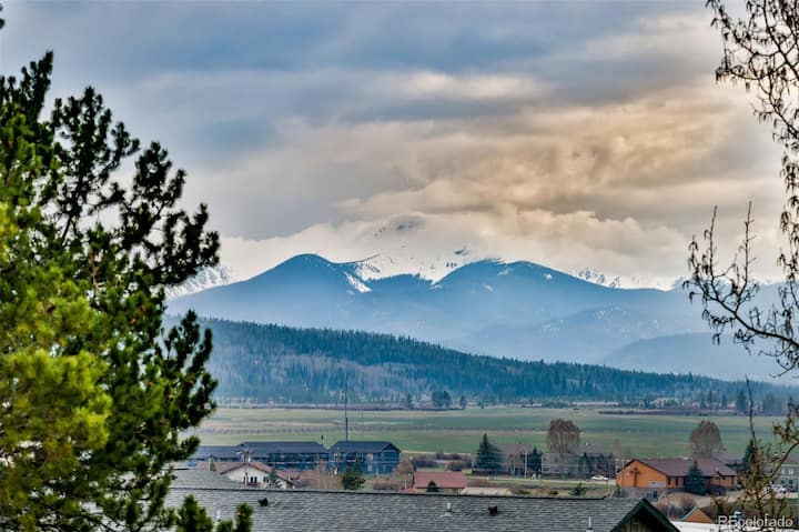 Modern 2 Bed Condo, Mtn Views, Hot Tub, Bus Line - Fraser, CO