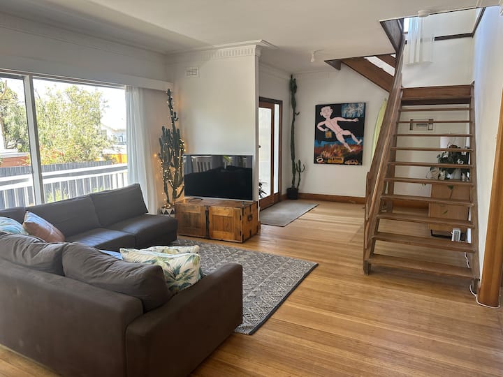 Retro Beach House Prime Location - 토르퀘이