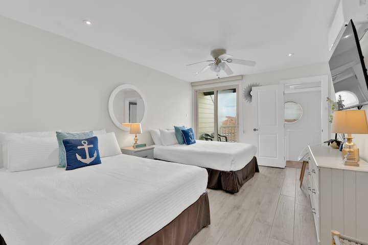 Modern Beach View Apartment W/resort Amenities - South Padre Island