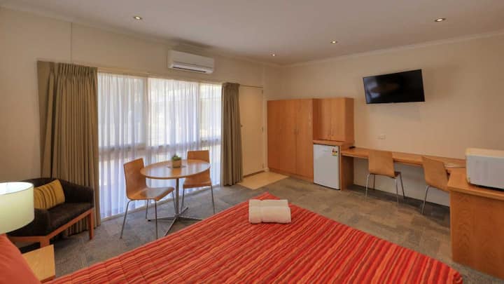 Motel Family Room With 1 Queen And 2 Single Beds - Lake Boga