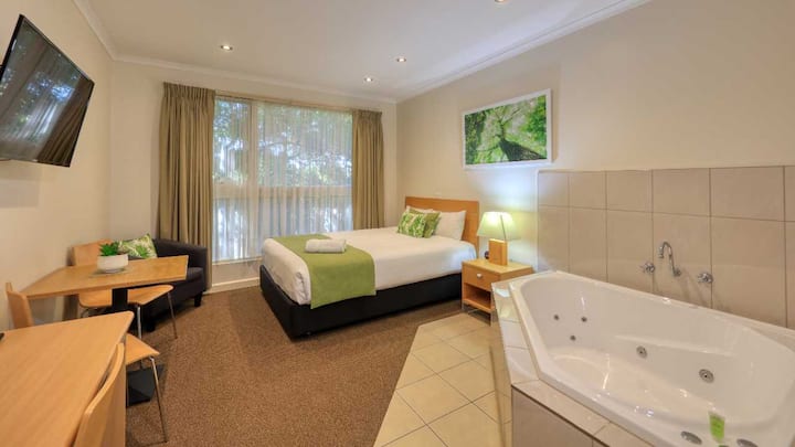 Motel Spa Room With Queen Bed - Swan Hill
