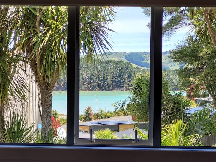 The Lantern - Raglan