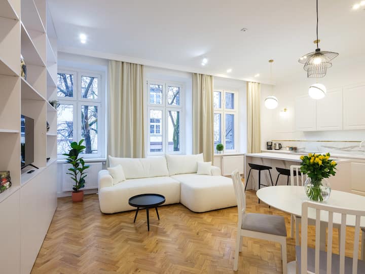 Bright Two Bedroom By Tyzenhauz - Cracovia