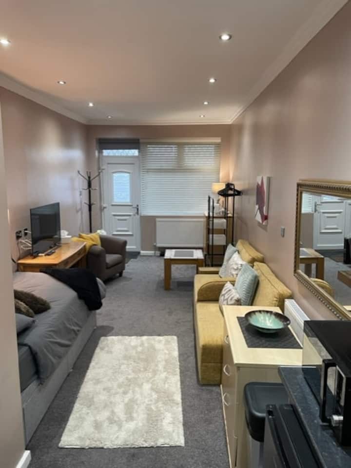 En-suite Room, Own Entrance - Bradford