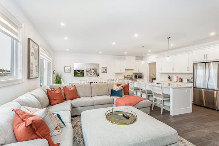 Luxury Niagara Villa: Stylish Spacious Comfort - Niagara Falls