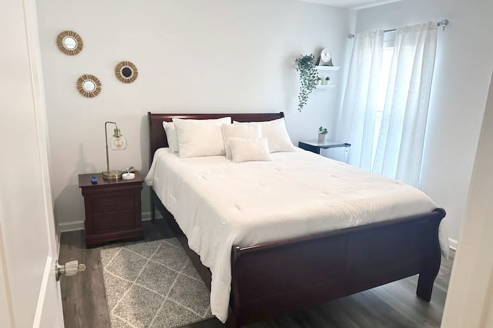 *New* 2 Private Rooms/ 1 Private Br Near Disney! - Davenport, FL