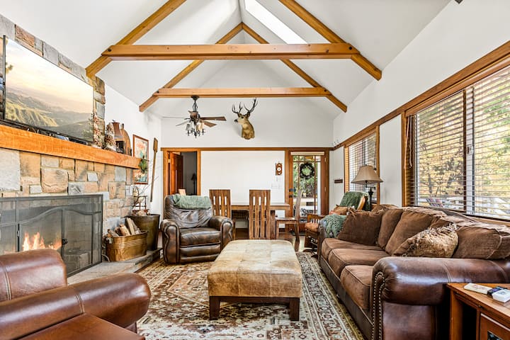 The Jay's Nest 4 Bd 3bth Walk To The Village/lake - Lake Arrowhead, CA