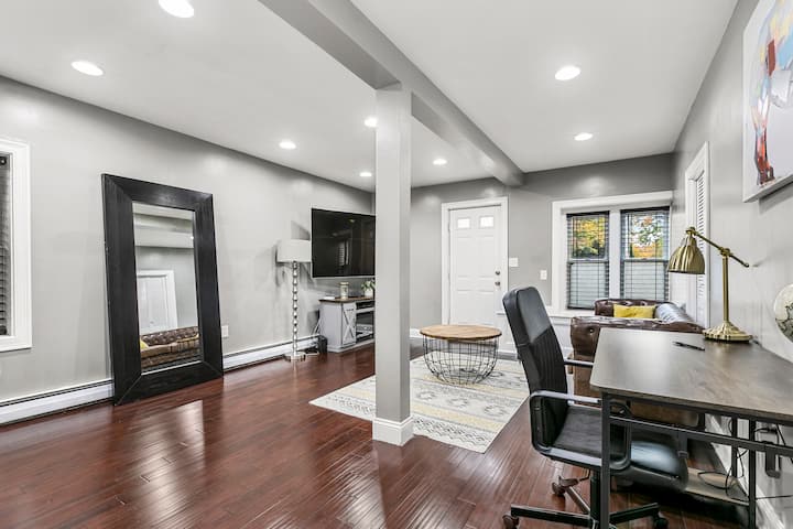 Modern 1 Br Apt W| Full Kitchen & Private Driveway - Dedham, MA