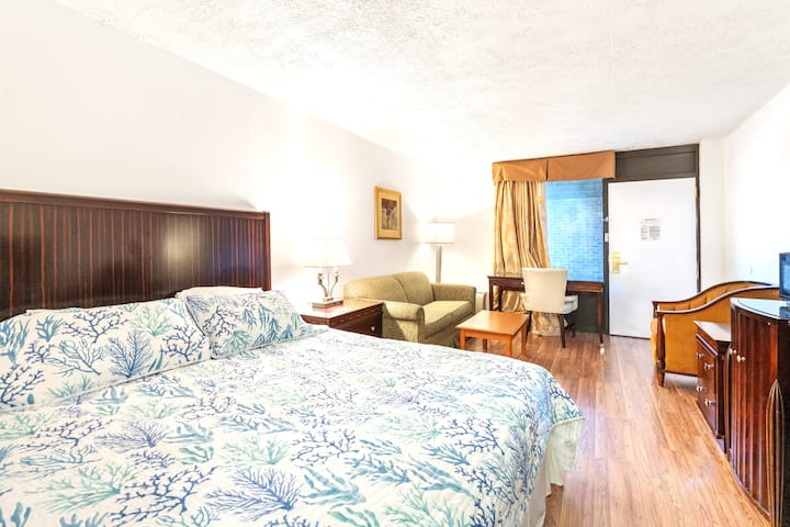 Affordable Campus Suite | Williamsburg Suites - Williamsburg, VA