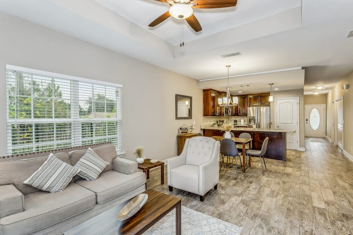 Lovely Townhome In Pensacola Cozy & Modern Retreat - Brent, FL