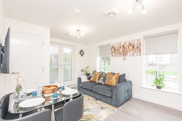 New Townhouse W/ Balcony-family Friendly-horsforth - Leeds