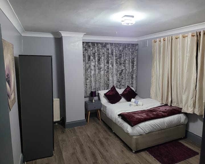 Sleek 2 Bedroom Flat-sleeps Up To 5 Guest - Romford