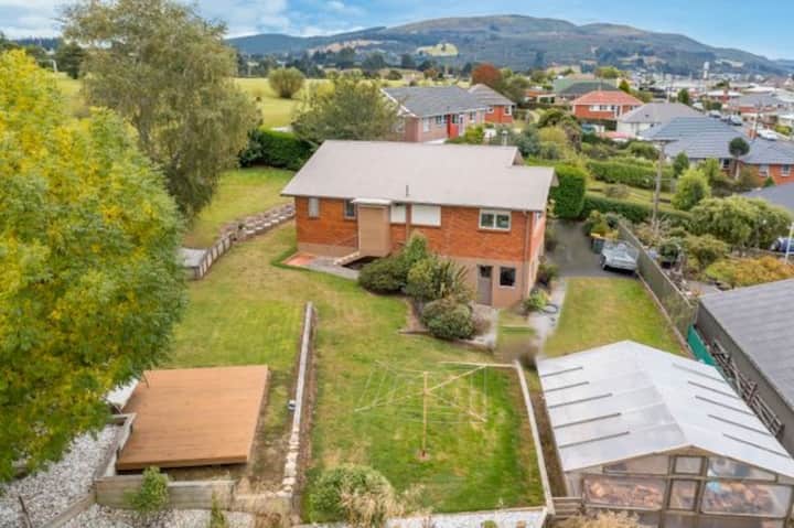 Family Friendly, Sea Views & Sport Field Access - Mosgiel