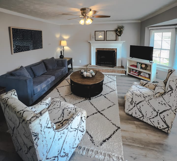 Cute 3 Bedroom Home By Marietta Square! - Marietta, GA