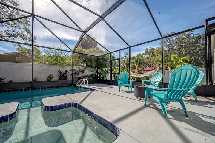 Central Perk Retreat | Heated Pool + Zoo 1 Block! - Tampa, FL