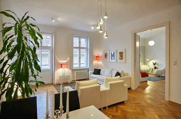 Central & Spacious Basilica Apartment + Balcony - Budapest