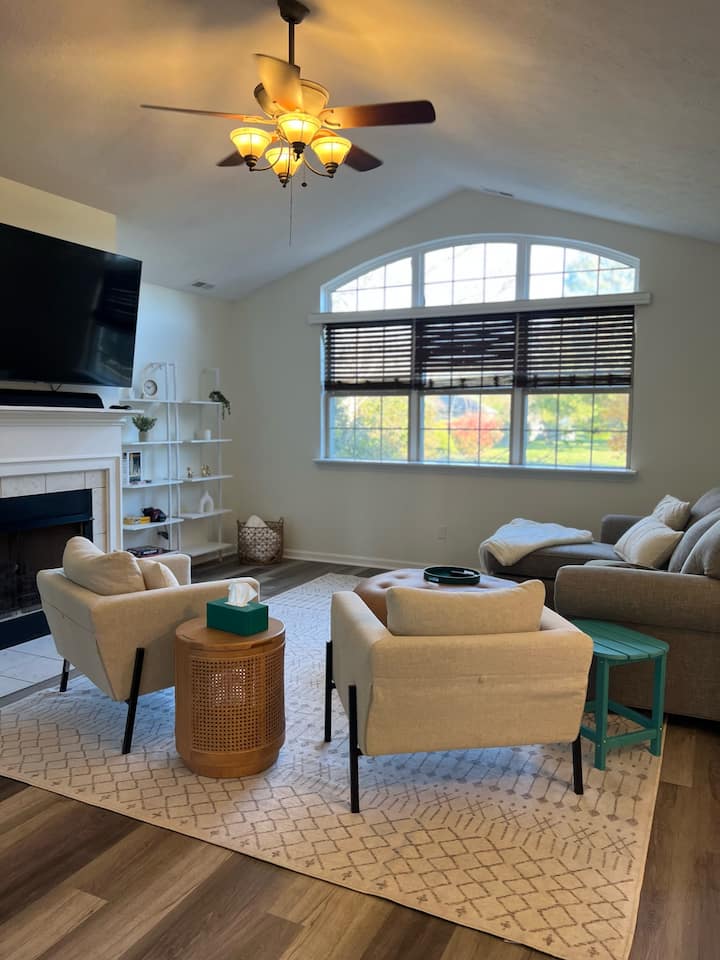 Sleep Haven, Hot Tub, Pool Table - Ev+, Sleep# Bed - University Heights – Indianapolis
