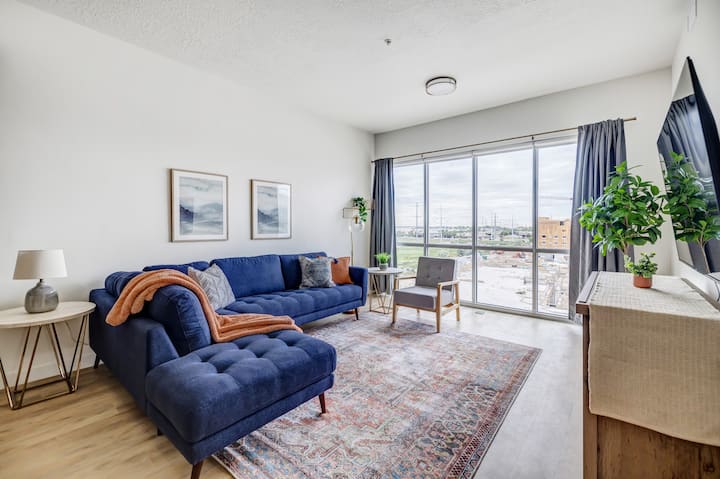 2bd 1ba W/ King Bed, Hot Tub, Gym, & Pking Garage - Sandy, UT