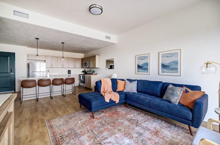 2bd 1ba W/ King Bed, Hot Tub, Gym, & Clubhouse - South Jordan, UT