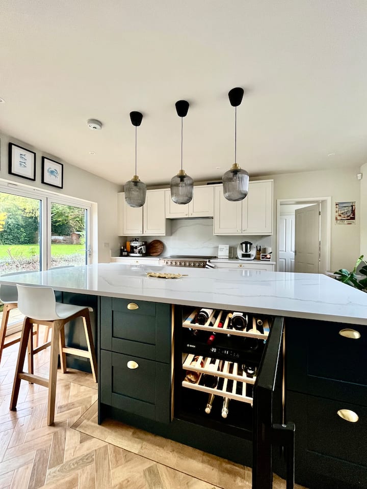 Large Detached Home Near Races - Cheltenham