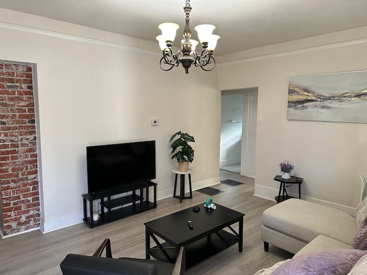 Cozy & Charming Home - Stockton, CA