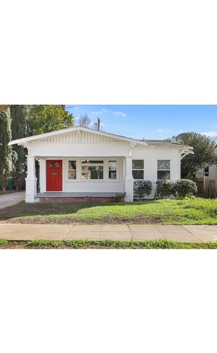 Cozy & Charming Home - Stockton, CA