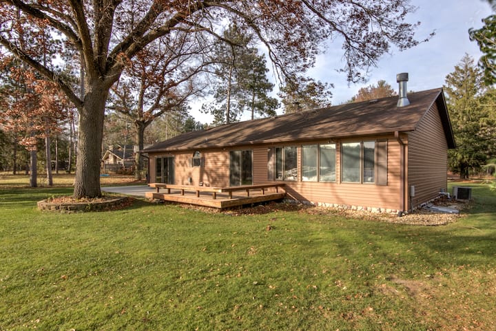 Cozy Eau Claire River Home, Sandy Beach & Kayaks! - Fall Creek, WI