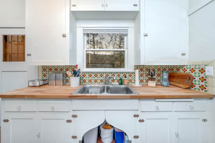 Desert Bloom | 1 Br 1 Ba | Blocks From U Of A - Tucson, AZ
