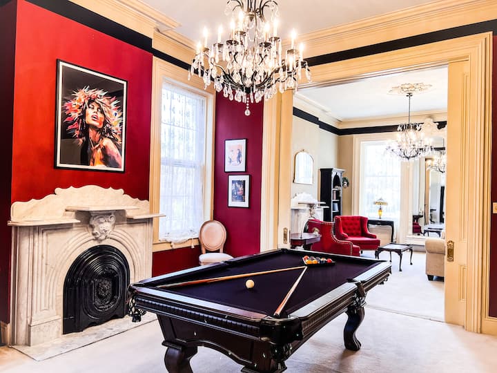 The Ps House: Hot Tub, Pool Table, Walk Score 93! - St. Louis, MO