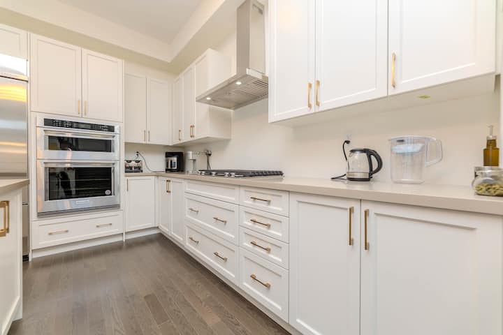 Entire Luxury 5 Bedroom House - Aurora