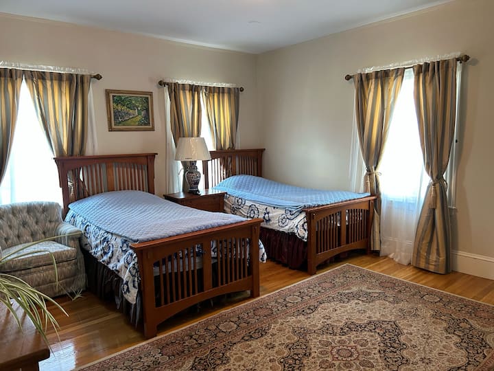 Charming & Cozy Large Room With 2 Single Beds & Tv - Dedham, MA