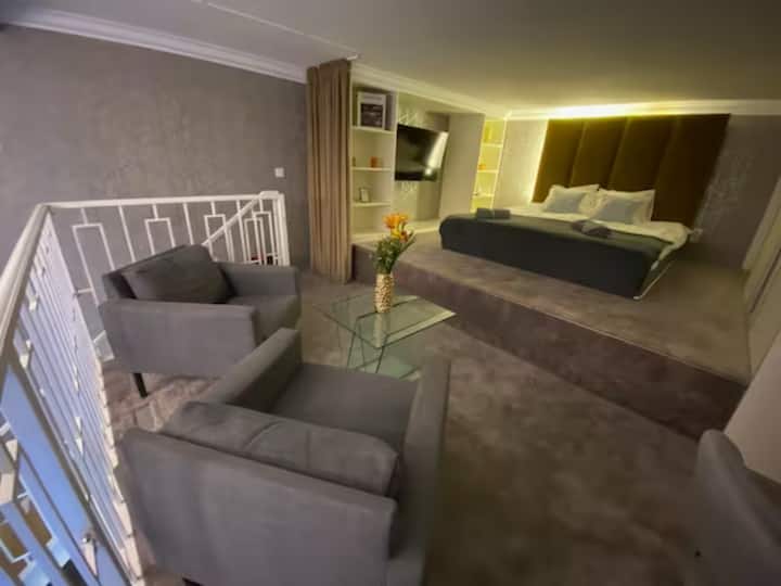 Big 05 Bedroom Apartment In Central Budapest - Budapest